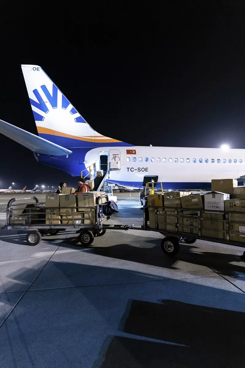SunExpress'in Almanya’dan gelen yardımları taşıyan ilk kargo uçağı ...