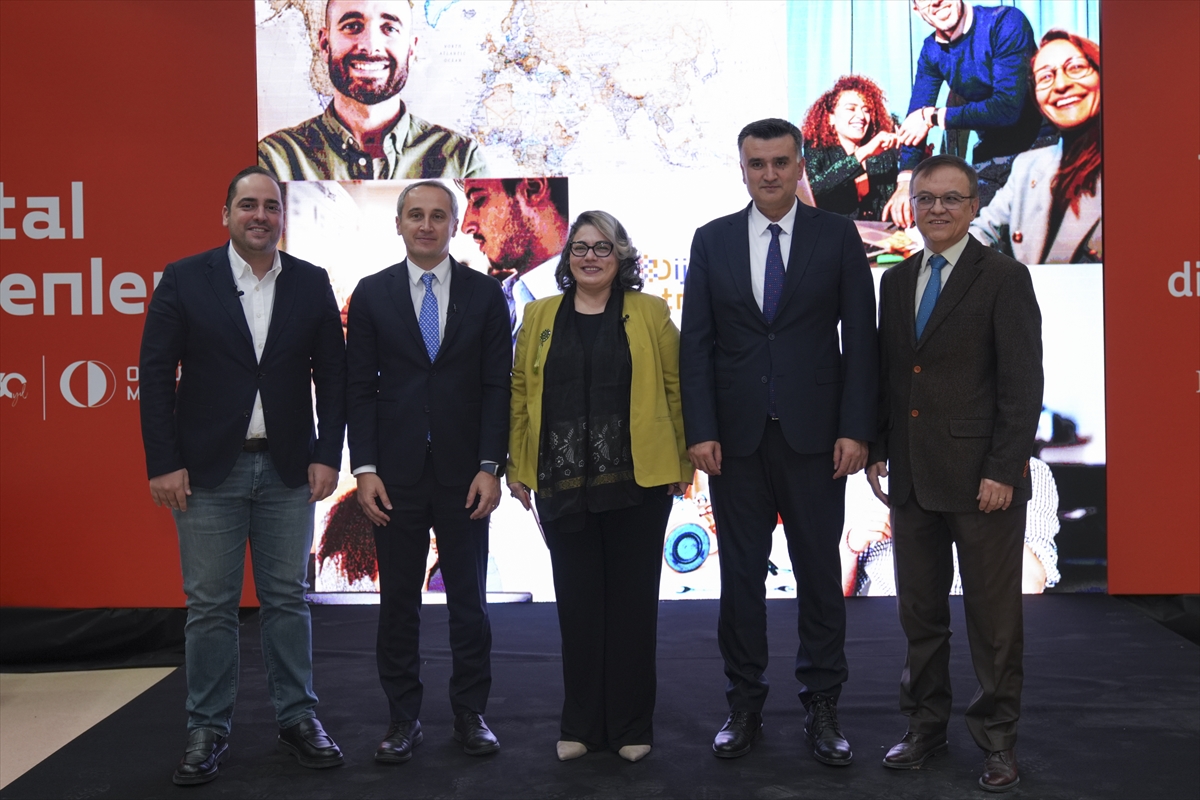 “Dijital Öğretmenler” projesinde eğitim alan öğretmenler bir araya ...